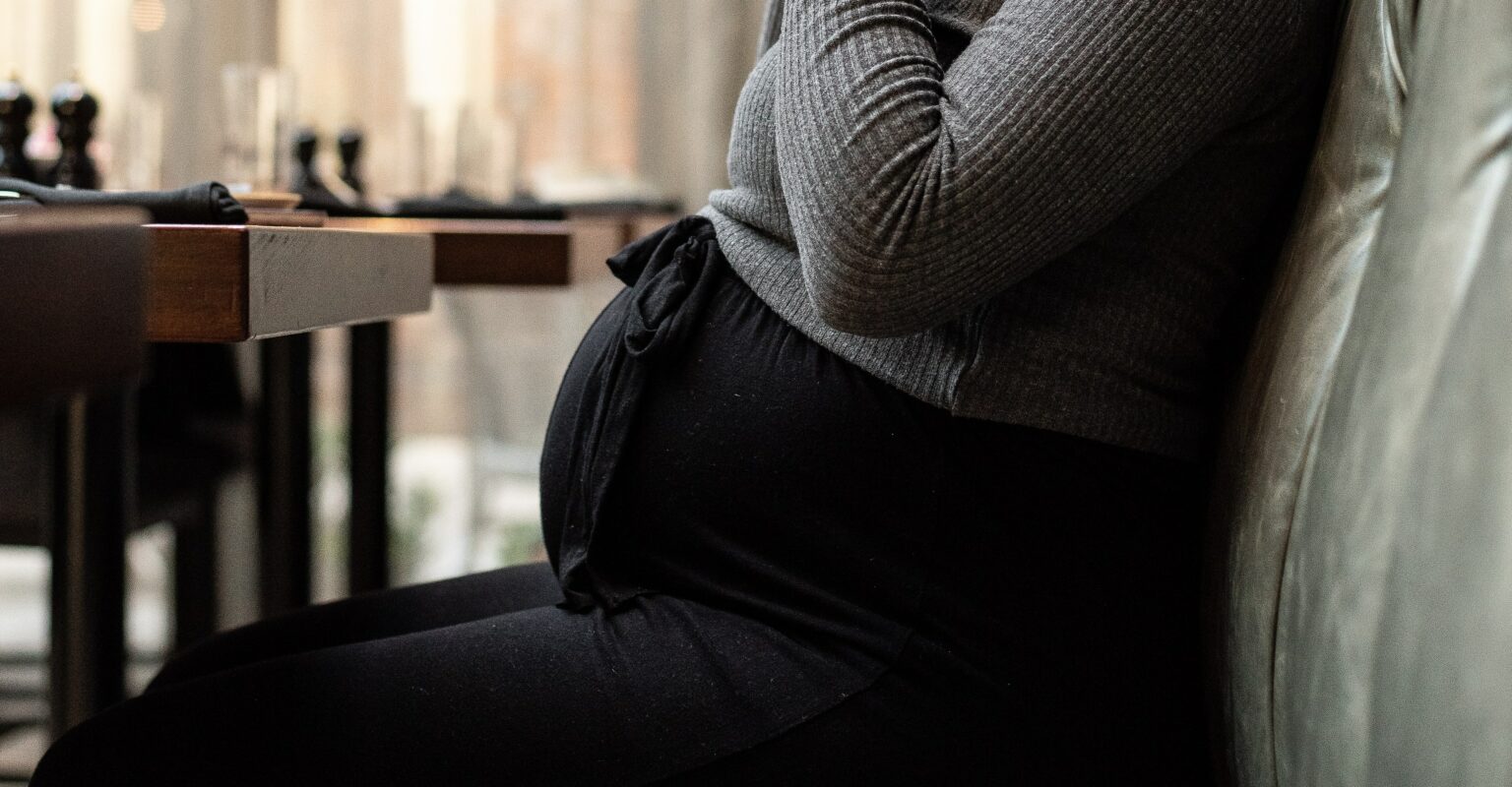 Buikpijn en zwanger: wat kan er aan de hand zijn?