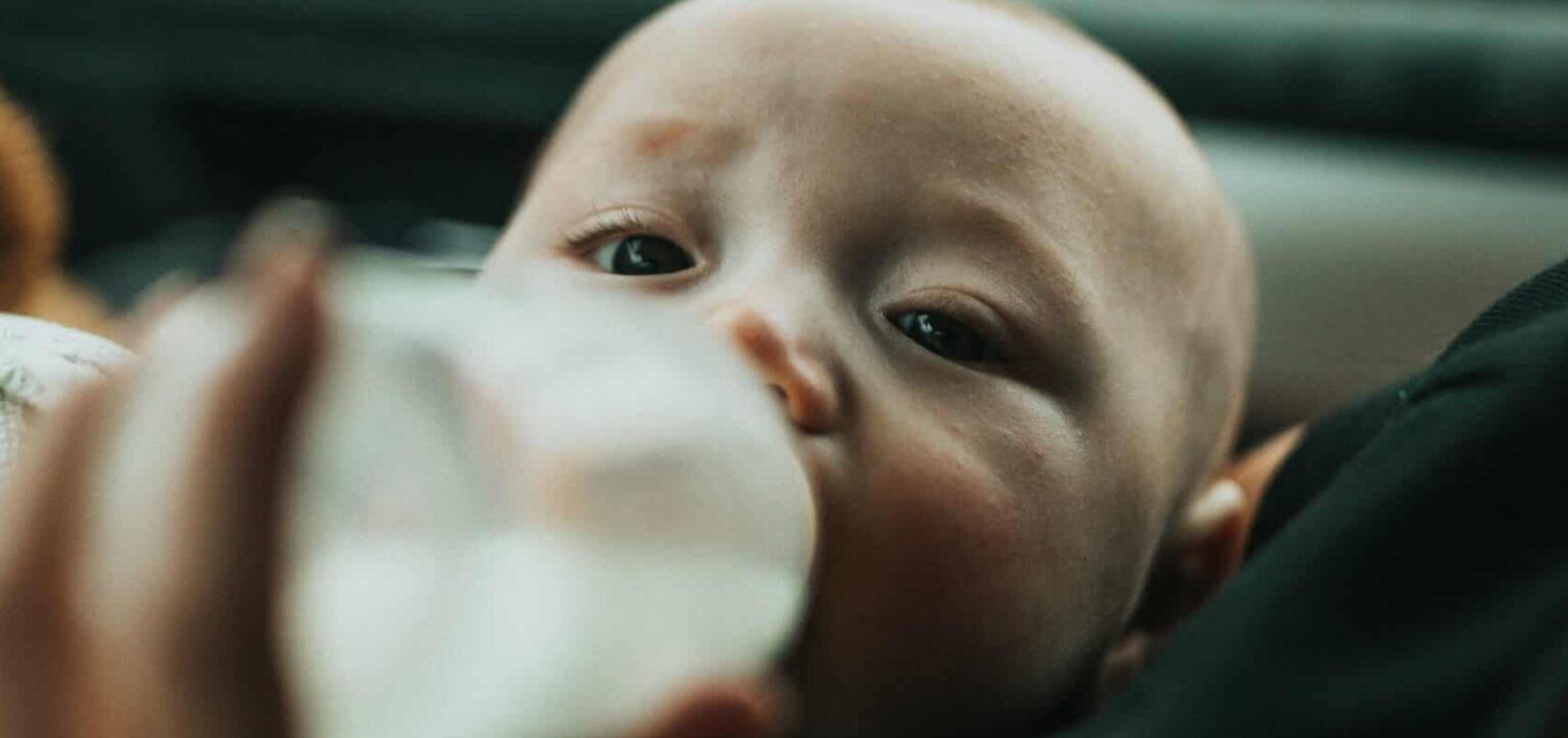 Flesvoeding: het maken en opwarmen van kunstvoeding - How About Mom