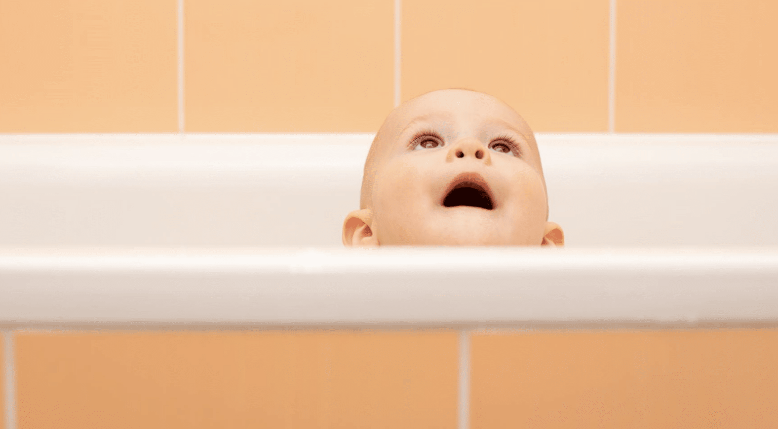 Berg bij baby: wat zijn die plekjes en korstjes op de hoofdhuid?