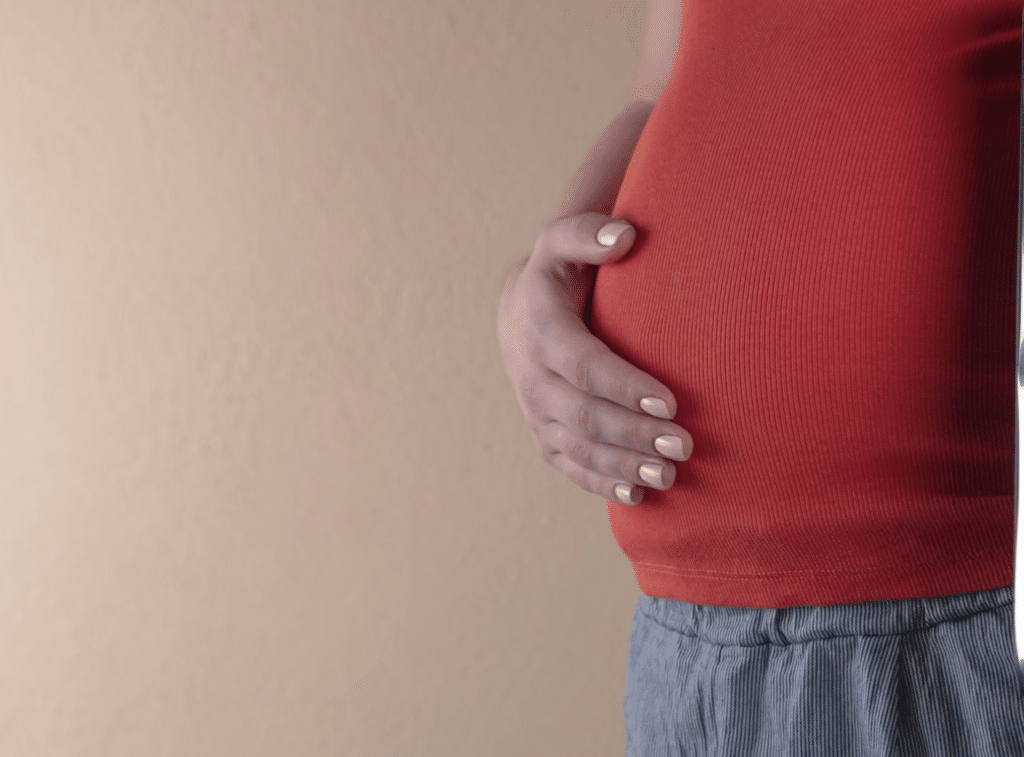 Buikpijn en zwanger: wat kan er aan de hand zijn?